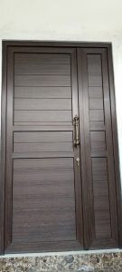 Pintu Utama dari Panel & Kusen UPVC dengan Motif Urat Kayu