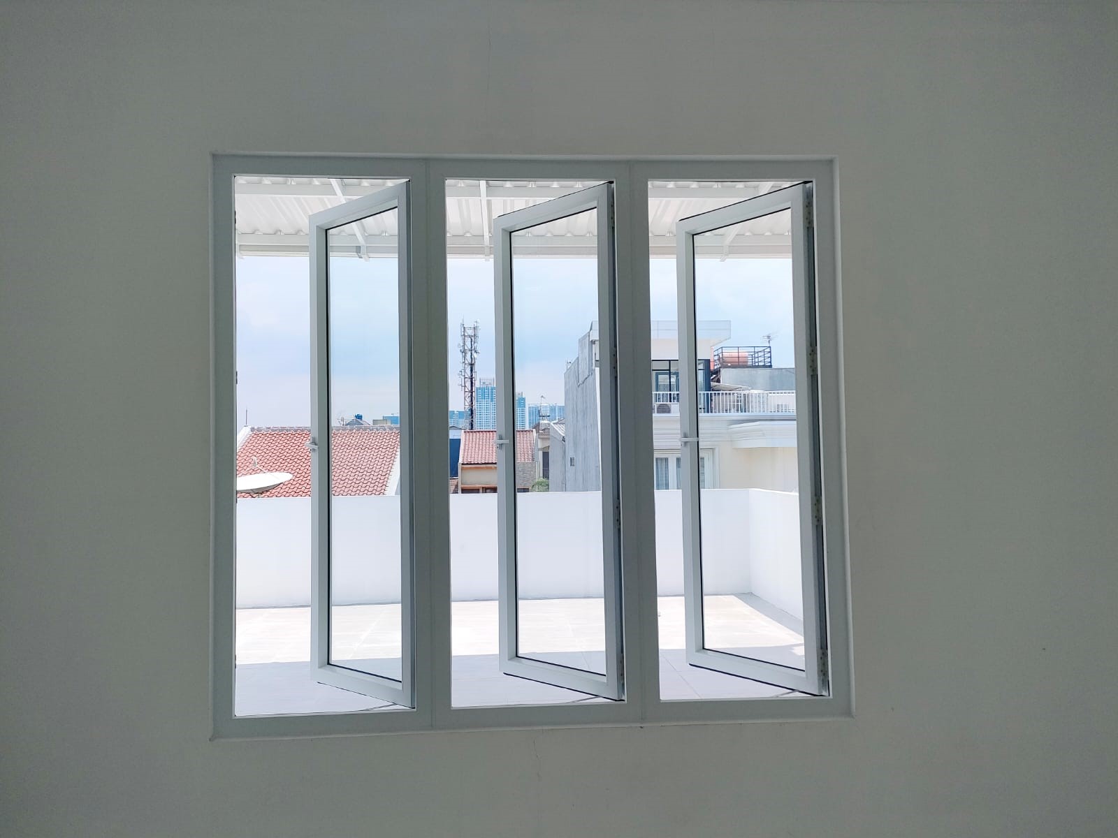 Jendela swing 3 daun dari Kusen UPVC yang Minimalis