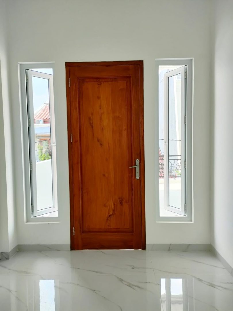 Jendela Swing dari Kusen UPVC yang Minimalis di Jakarta